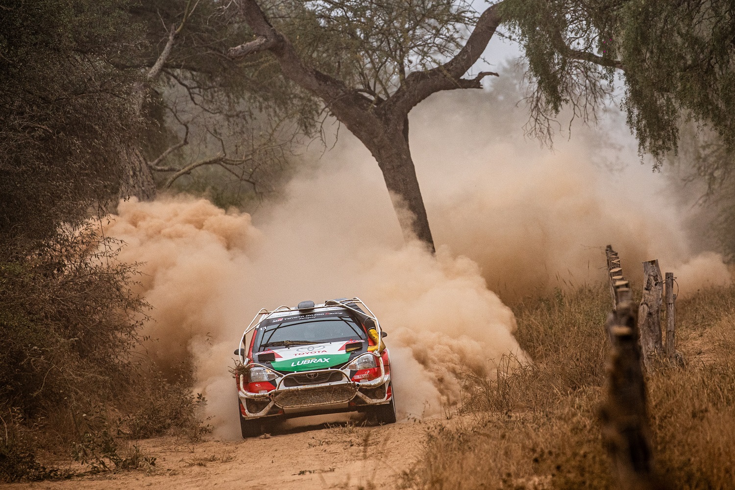 Touring y Automóvil Club Paraguayo - Alejandro Galanti firma una carta ...